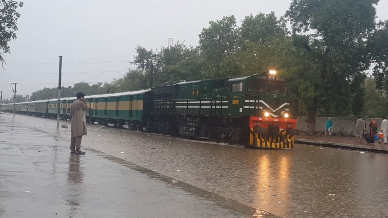 Train In Rain || Train on Water Flooded Track In Lahore || Pakistan ...