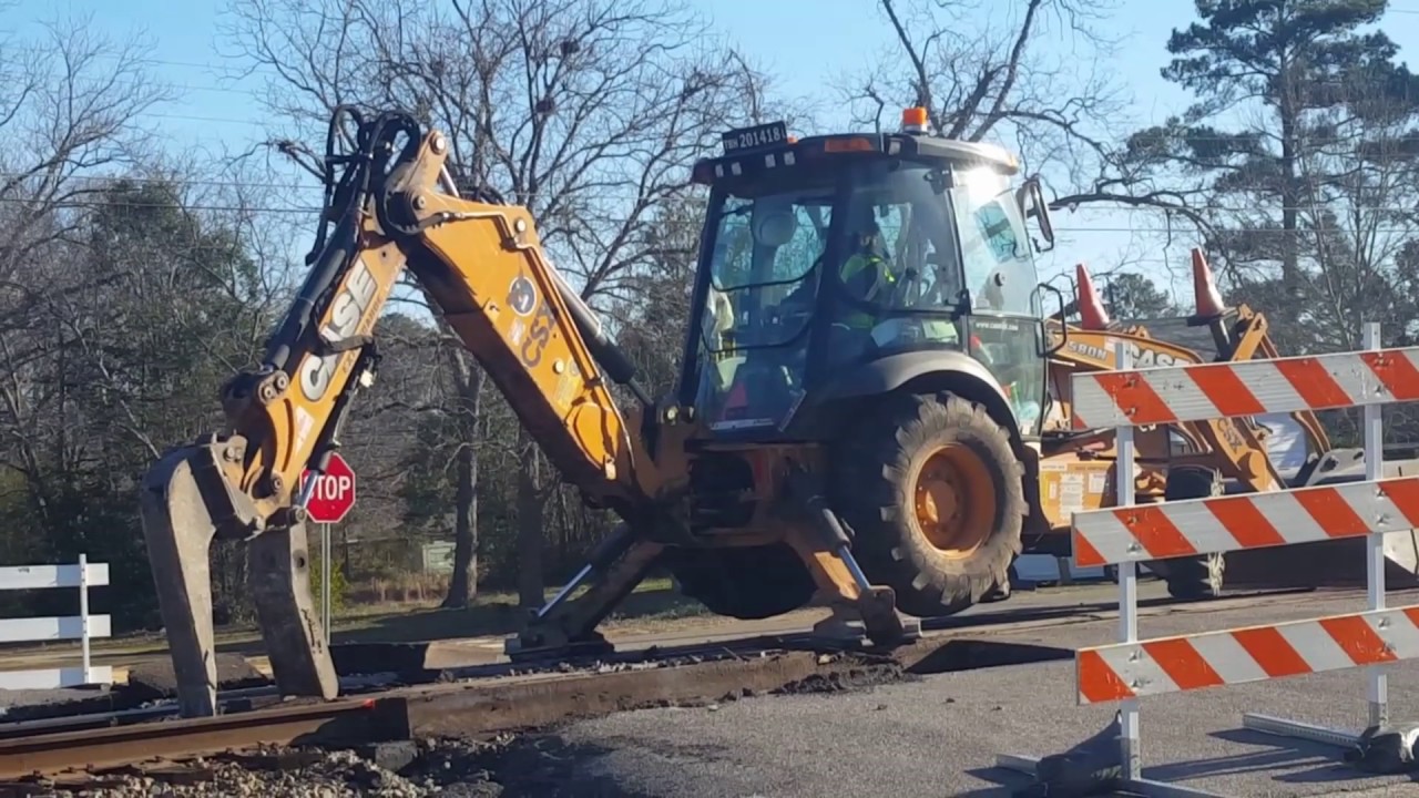 [HD] CSX CASE 580N BACKHOE Ripping Up 3rd Street Crossing In Maxton NC ...