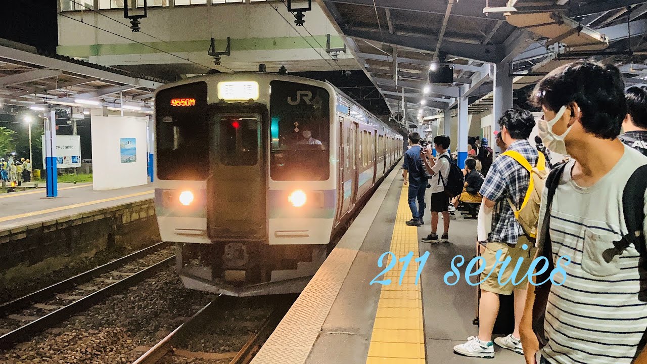 [小淵沢行き最終]211系N333編成 臨時普通 小淵沢行き 上諏訪駅発車 - YouTube