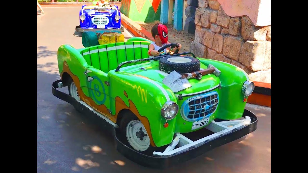 Incredible Hulk VS Spider-man Driving Cars in Aqualandia Italy - YouTube