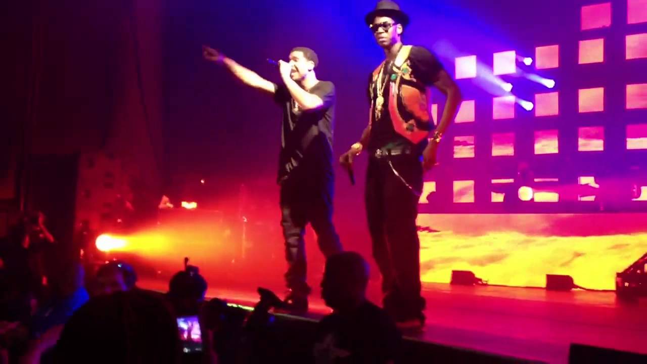 Drake brings out 2 Chainz to perform No Lie in Atlanta - YouTube