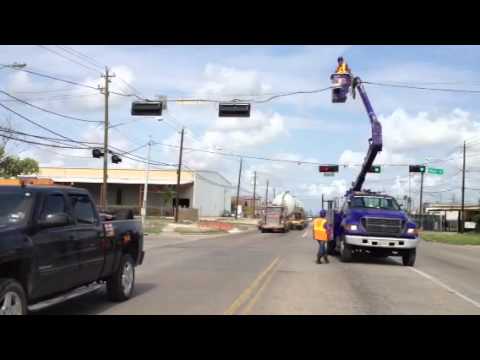 Lifting Traffic Lights for High Load - Kenco Bucket Trucks - YouTube