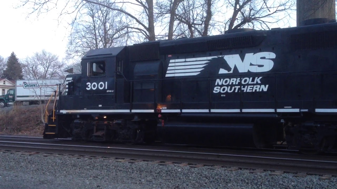 Former Reading/former Conrail GP40-2 making great sound switching at ...