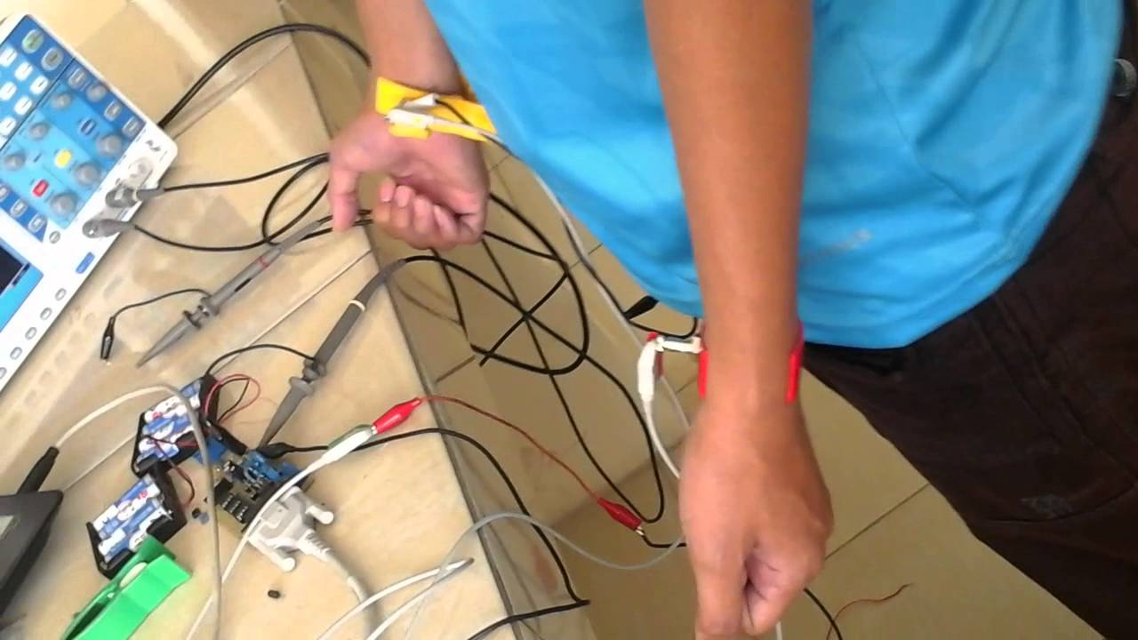 Demonstration : Real time Interface Bluetooth ECG (3 Lead) compare with ...
