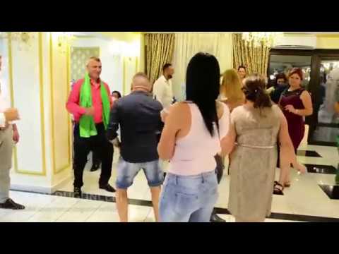 Dar Kotlu Kız Düğünde iyi Oynuyor