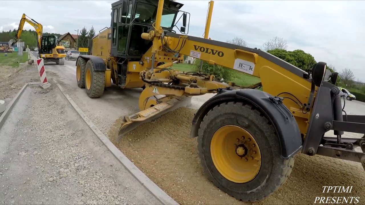 Motor Grader Grading With A Lot Of Gravel - YouTube