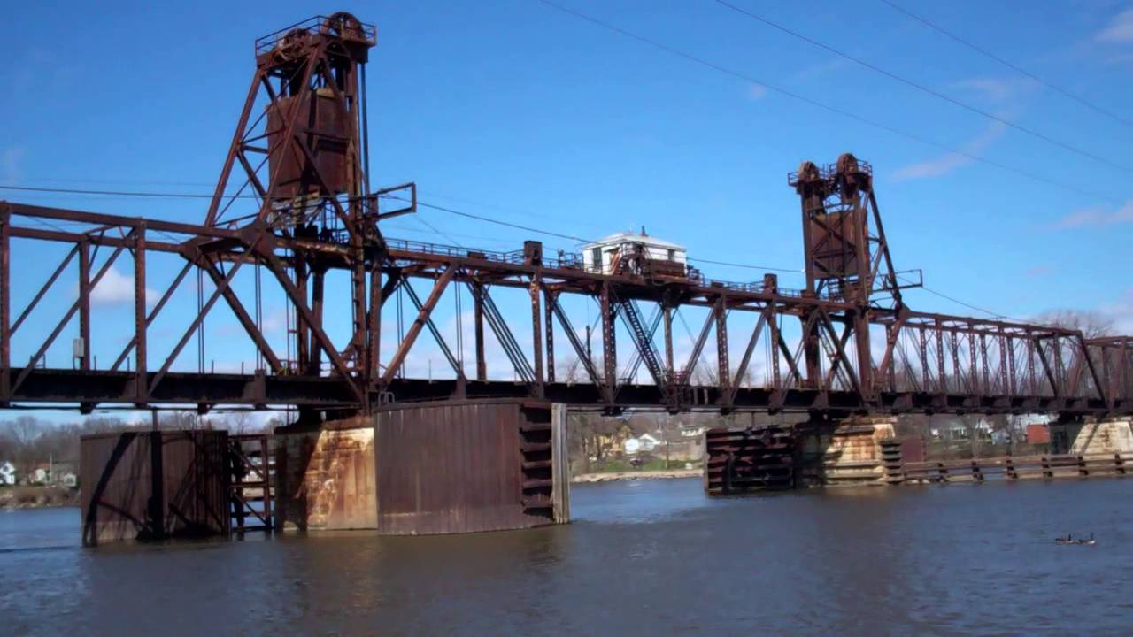 BNSF power move crossing the Illinois River on the Ottawa RR bridge ...