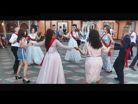 Un bal frumos de absolvire. Dans si voie buna