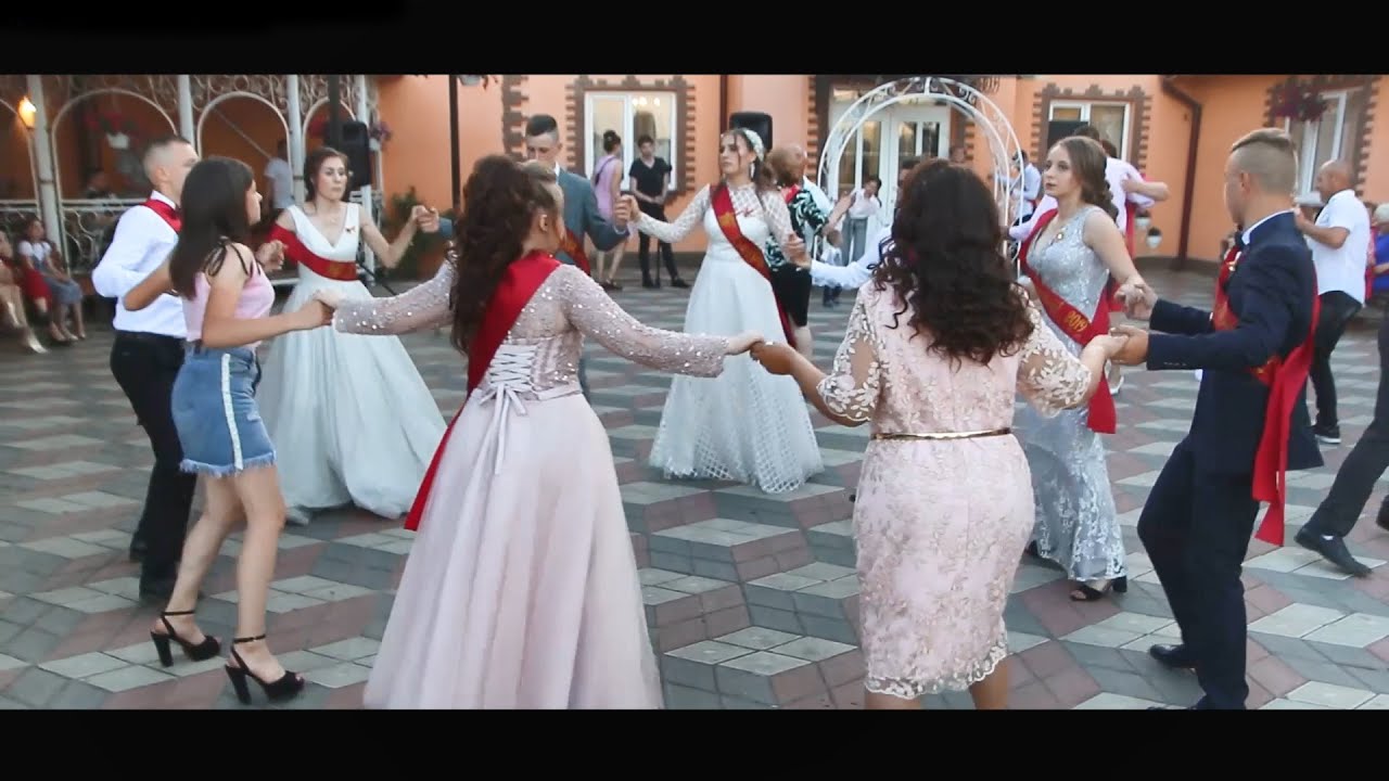 Un bal frumos de absolvire. Dans si voie buna - YouTube