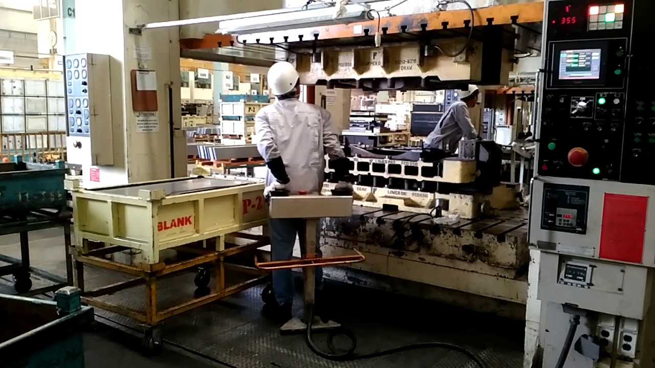 Proses press blanking pola mesin 800 ton - YouTube
