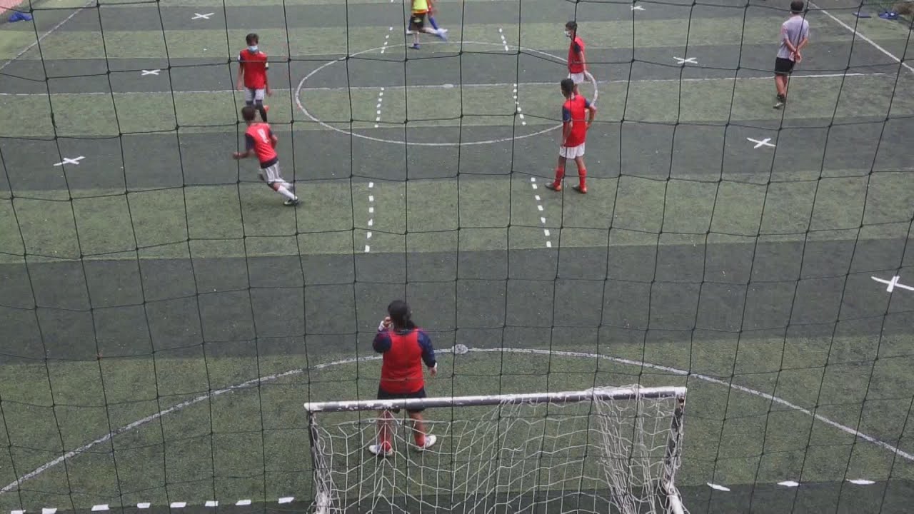 Pebolim humano vira alternativa ao futebol no Camboja - YouTube