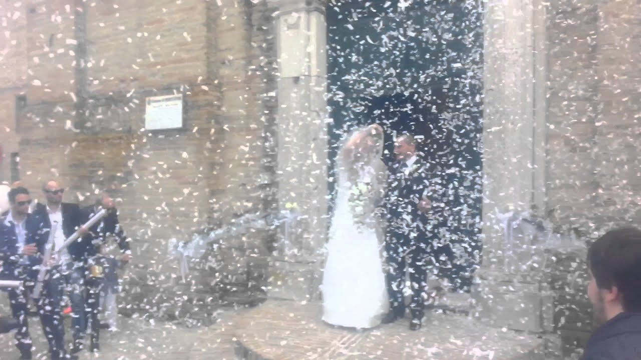 Luca & Chiara - il lancio del riso - YouTube