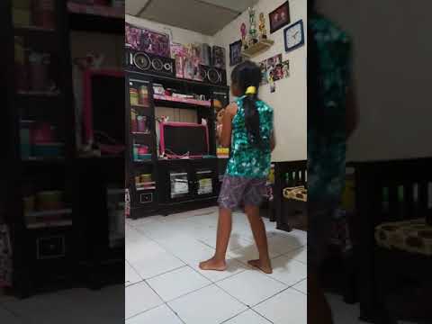Liat joket gadis cilik baju ijo ini tak tahan liat goyangan pantat nya.