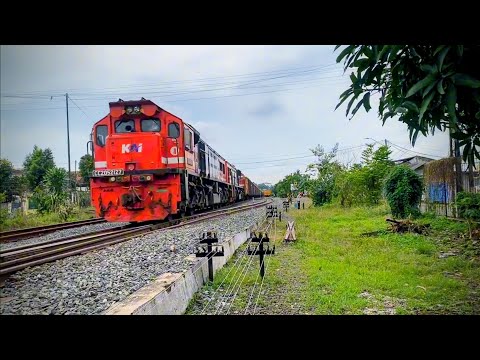 KERETA API BABARANJANG BATUBARA RANGKAIN PANJANG 60 GERBONG. - YouTube