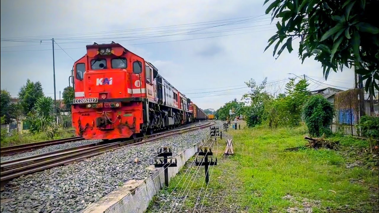 KERETA API BABARANJANG BATUBARA RANGKAIN PANJANG 60 GERBONG. - YouTube