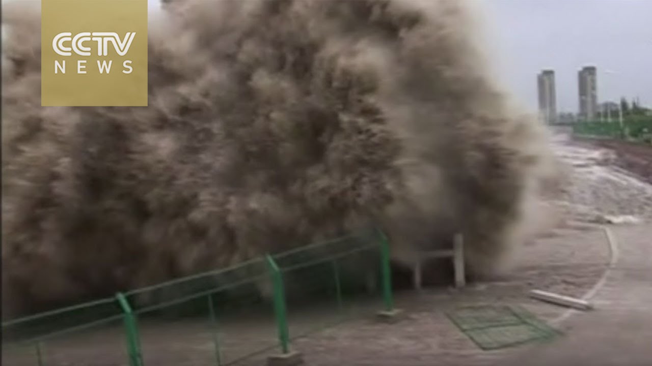 Tidal bore triggers 30-meter-high massive wave in Qiantang River - YouTube