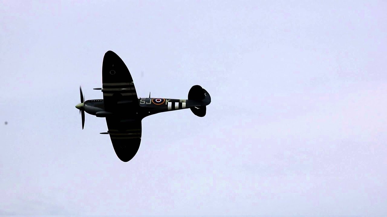 Spitfire at RIAT performing a victory roll - YouTube