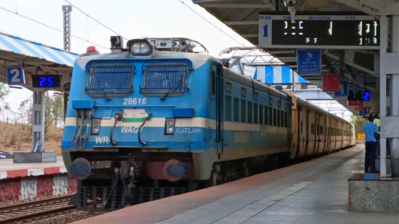Mumbai LTT - Danapur Summer Special Express ( 01009) Crossing Umbermali ...