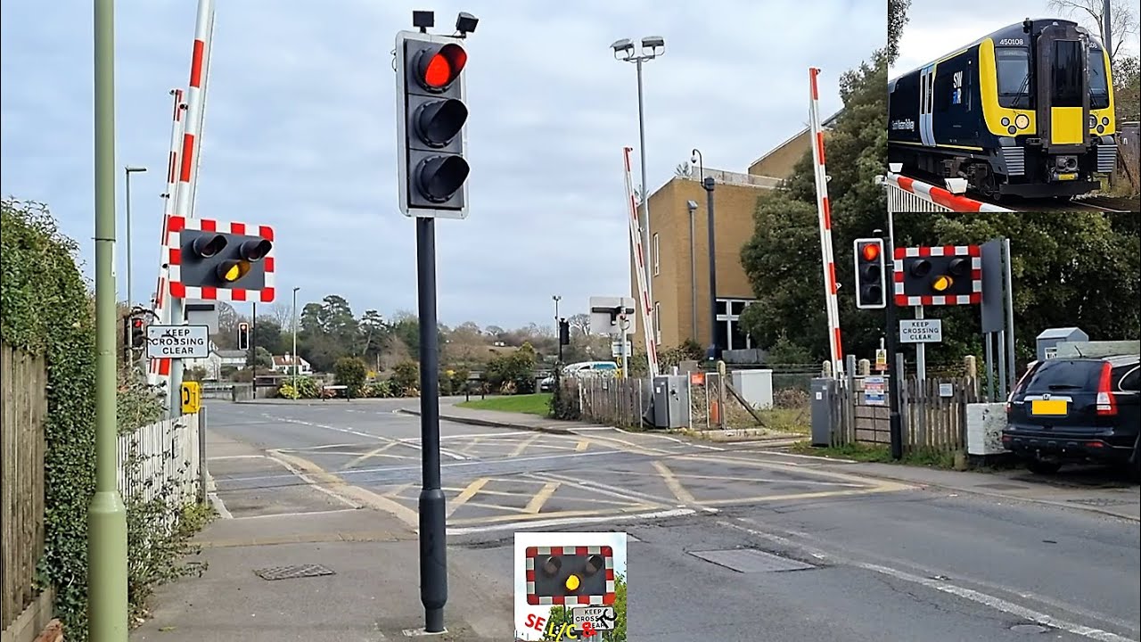 Lymington Town Level Crossing, Hampshire - YouTube