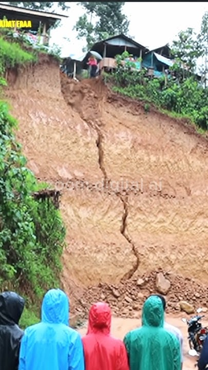detik detik tanah longsor #shorts #disaster #viral - YouTube