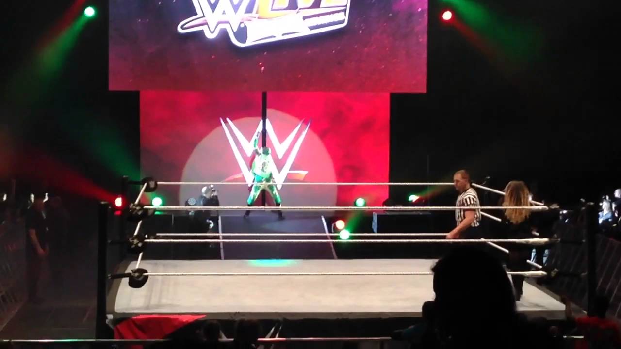 Sin Cara & Stardust Entrances WWE DUBLIN 21/4/16 - YouTube