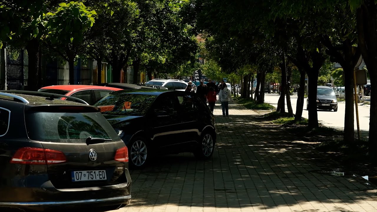 Veturat zënë trotuarët këmbësorët rrezikohen duke ecur në rrugë - YouTube