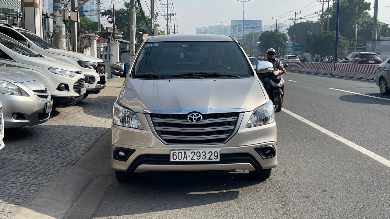 Xe Toyota Innova 2016 2.0E sau 8 năm sử dụng - YouTube