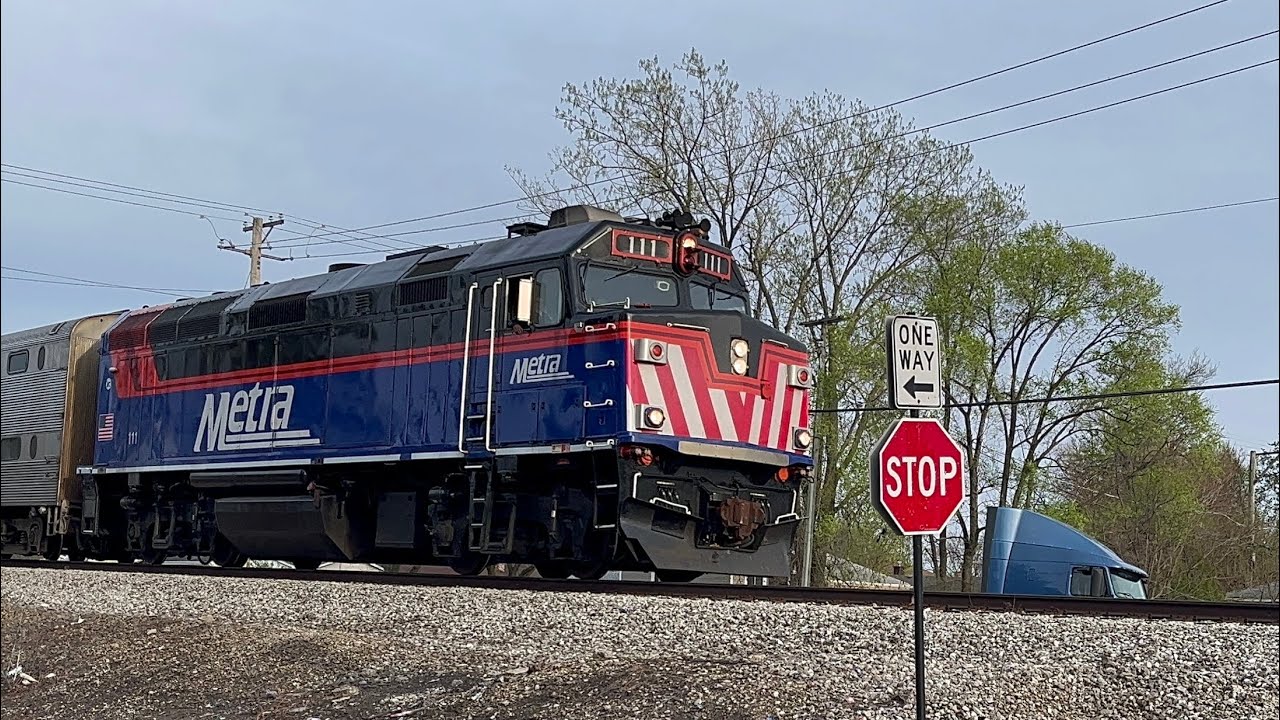 Metra (METX 111) at Gresham junction - YouTube