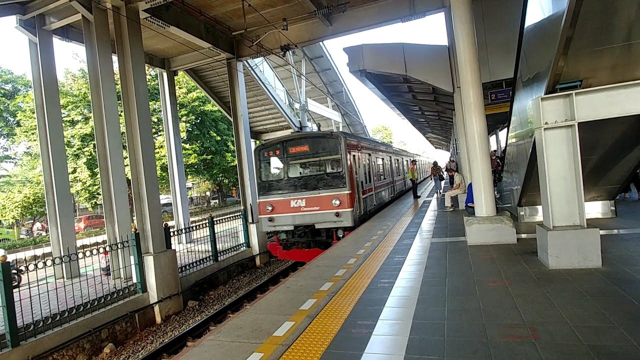 KRL Blue Line ~ Niat Banget Lihat Skybridge Klender Baru - YouTube