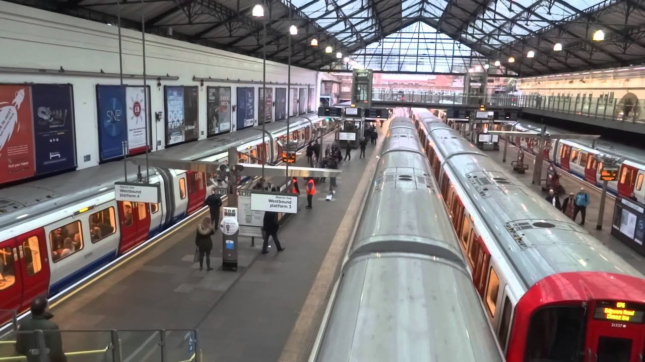8 District Line trains at Earl's Court - YouTube