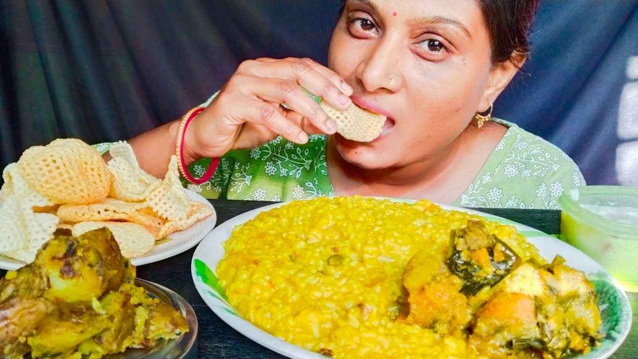 Eating Khichuri , Alu Vaja, Shak Torkari, Payes, Papad । Indian Mukbang ...