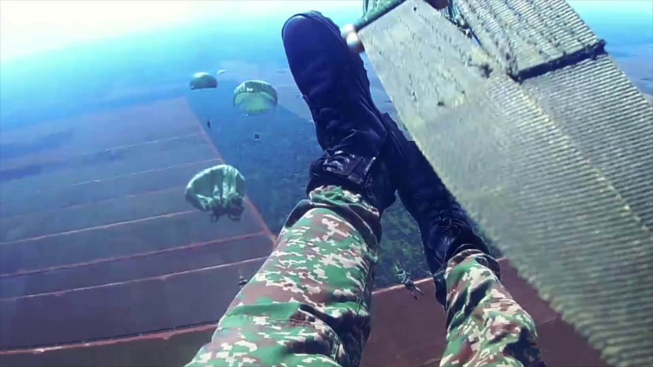 STATIC PARACHUTE JUMP | REUNION JUMP 10th BRIGADE (PARA) 2018 - YouTube