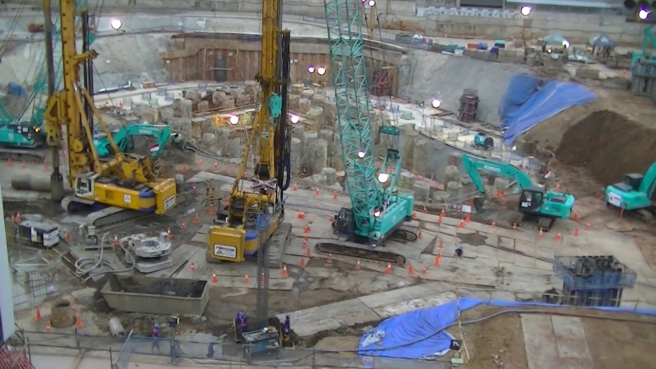 melihat pengerjaan bangunan tahap dasar sebuah gedung bertingkat di ...