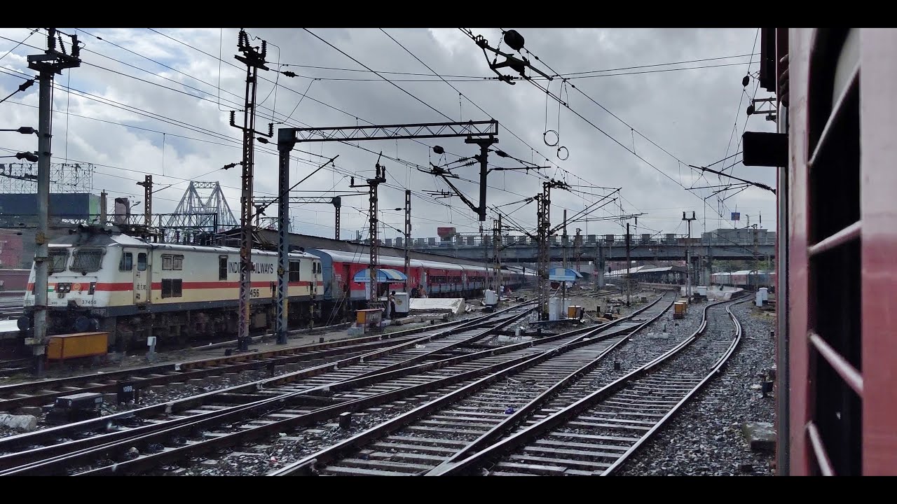 15643 Puri - Kamakhya Express Meets Poorva Express at Howrah Jn - YouTube