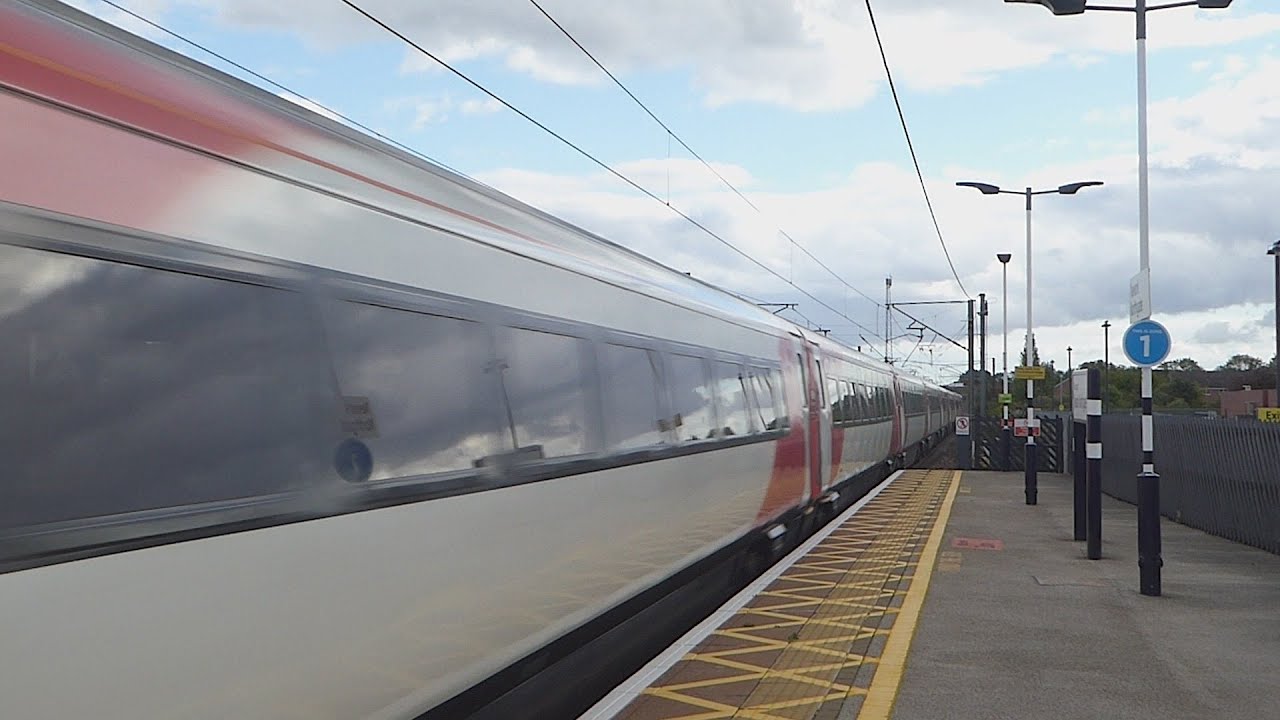 LNER 225 storms through Newark Northgate (27/9/22) - YouTube
