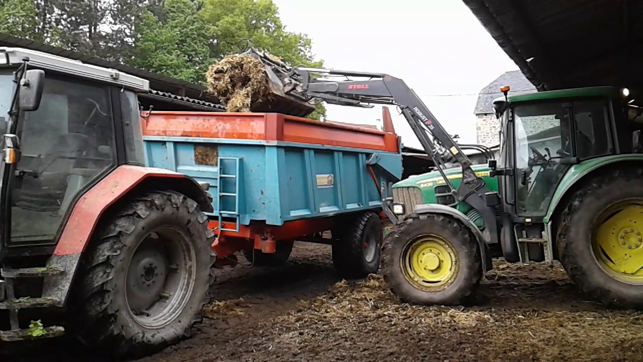 Courage du fumier avec un john deere 6430 avec la fourche et un massey ...