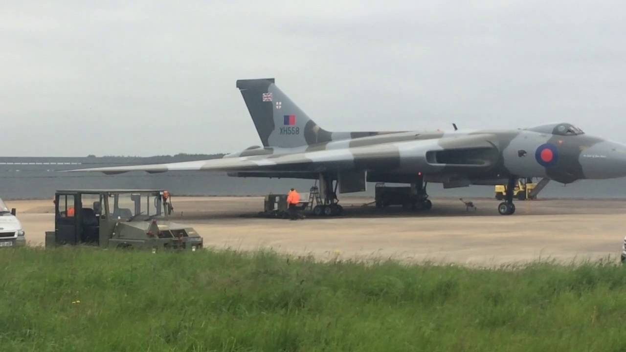 Vulcan XH558 engine run and howl - YouTube