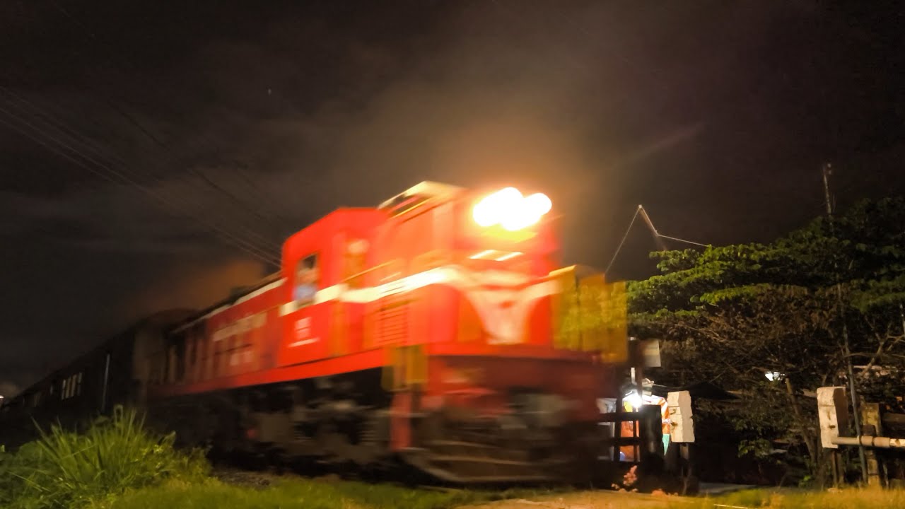 D13E-715 & D13E-713 kéo tàu CLC #SE21 | 29/10/2025 - YouTube