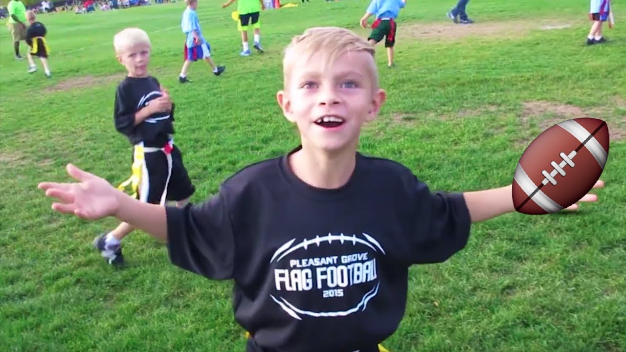 Kid Runs Awesome Trick Play at FOOTBALL Game! - YouTube