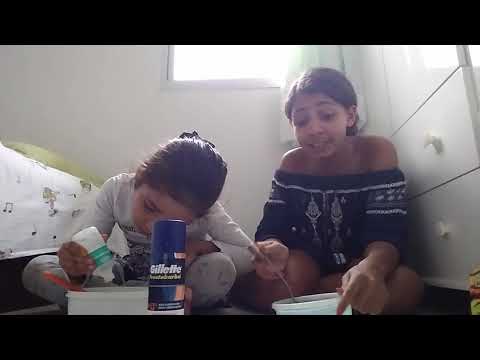 Fazendo slime pela primeira vez com a minha prima.