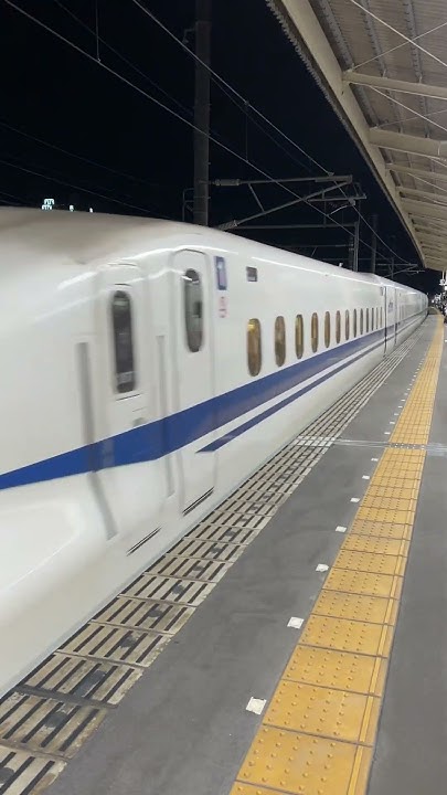 東海道新幹線こだま号の名古屋行きN700系16両編成が、掛川駅に到着するところ - YouTube