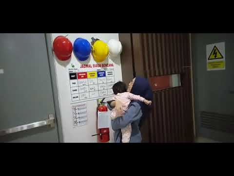Mahira kira helm itu adalah balon - YouTube