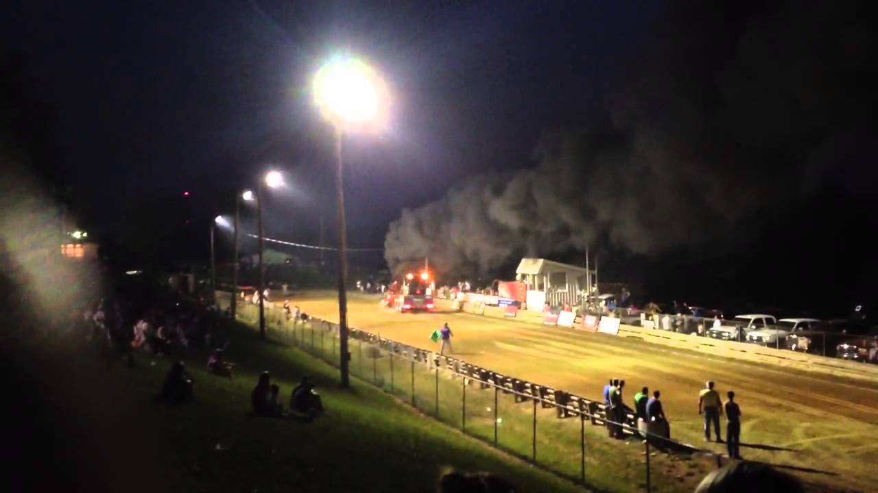 Smoke stack tractor pull - YouTube