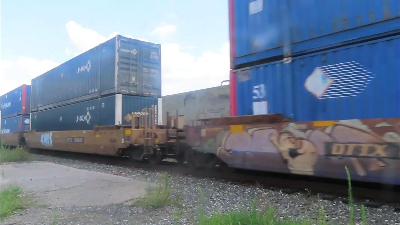 Train Race in Muncie! CSX M313 races CSX I007! - YouTube