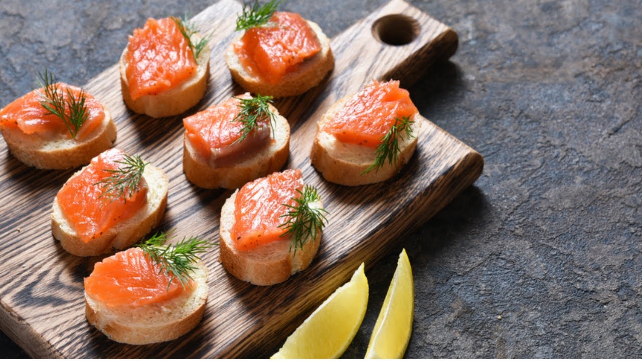 Comment préparer des toasts au saumon fumé NourCook - YouTube