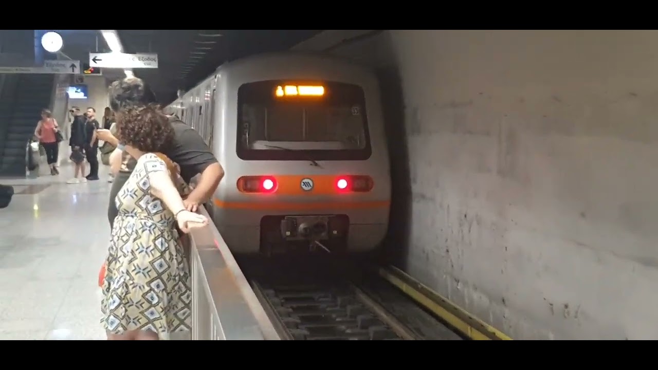 2nd generation train arriving at Monastiraki station (line 3) - YouTube