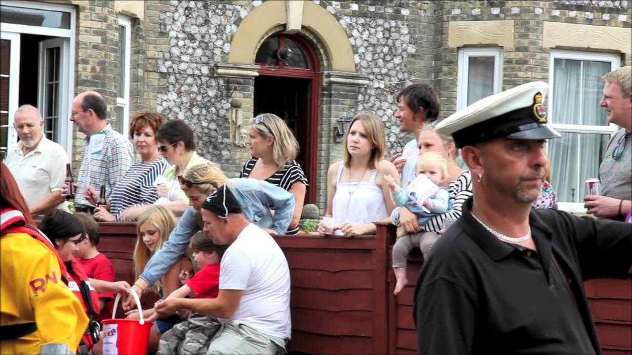 THE SHERINGHAM CARNIVAL PARADE 2011 - YouTube