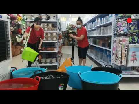 A capachos: así sacan el agua del bazar chino de Seixalbo - YouTube
