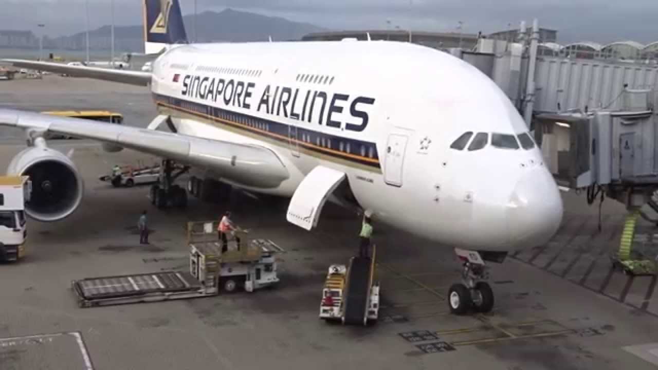 Sep 16th, 2014 SQ856 9V-SKD container unload after typhoon delay - YouTube