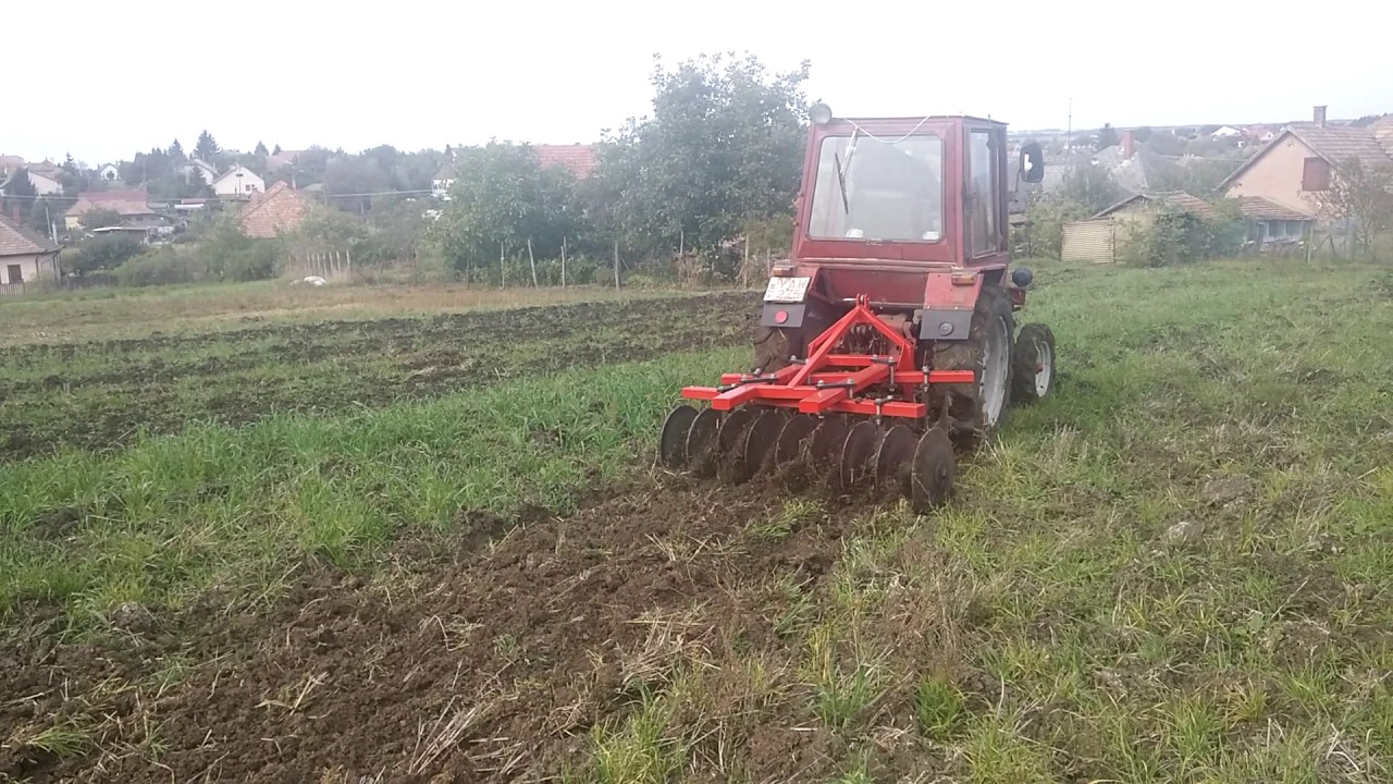 T25-Traktor Tárcsázás - YouTube